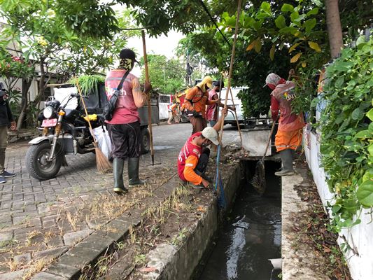 DKRTH Lakukan Perantingan Pohon dan Pembersihan Sampah di Gorong-Gorong – Surabaya Today