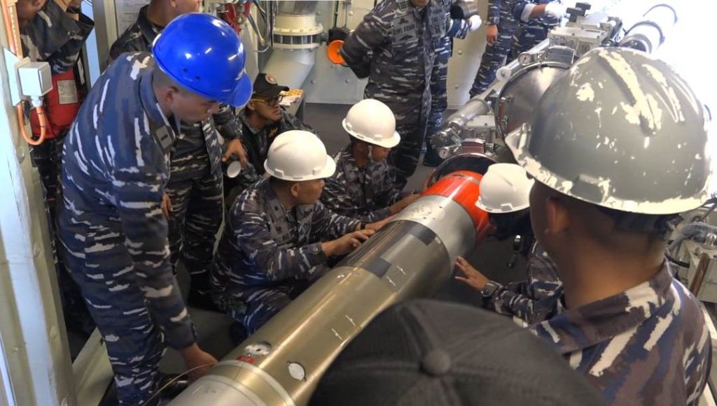 KRI REM-331 dan KRI DPN-365 Latihan Penembakan Torpedo A244S dan ...