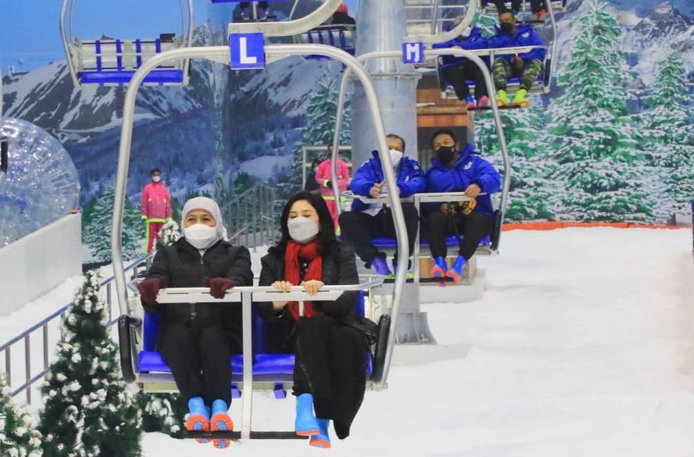 Trans Icon Mall Dibuka, Ada Kereta Gantung ‘Salju’ – Surabaya Today