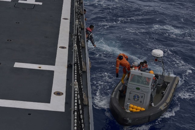 KRI I Gusti Ngurah Rai-332 Berlatih dengan Kapal Republik of Korea Navy ...