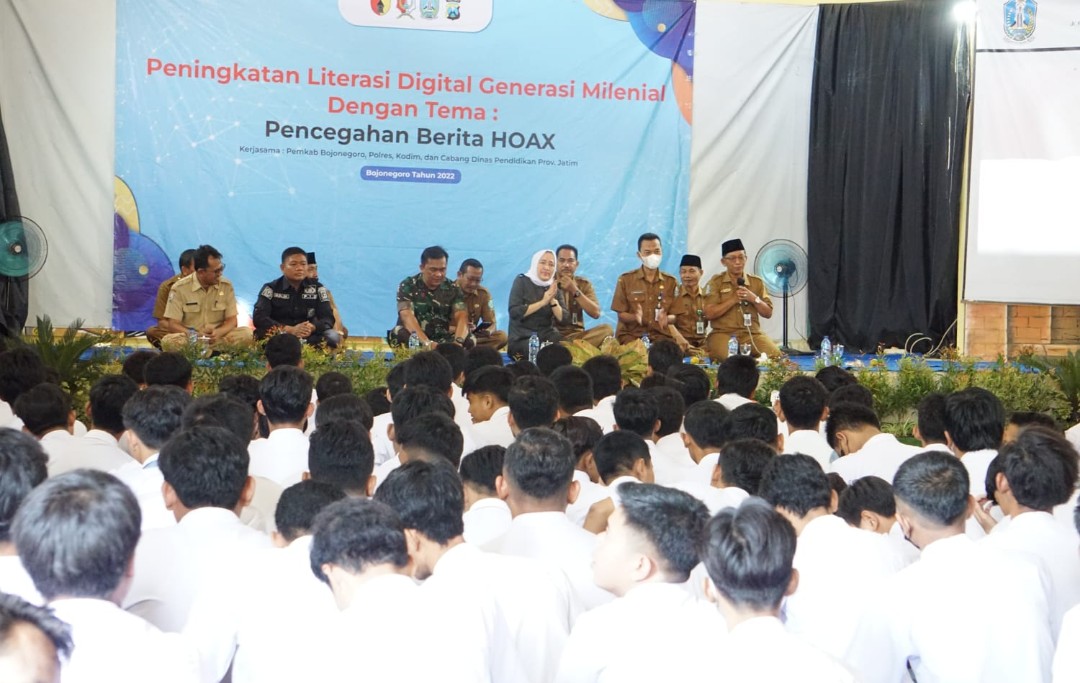 Lewat Literasi Digital, Bupati Anna Ajak Siswa Bijak Bermedsos – Surabaya Today