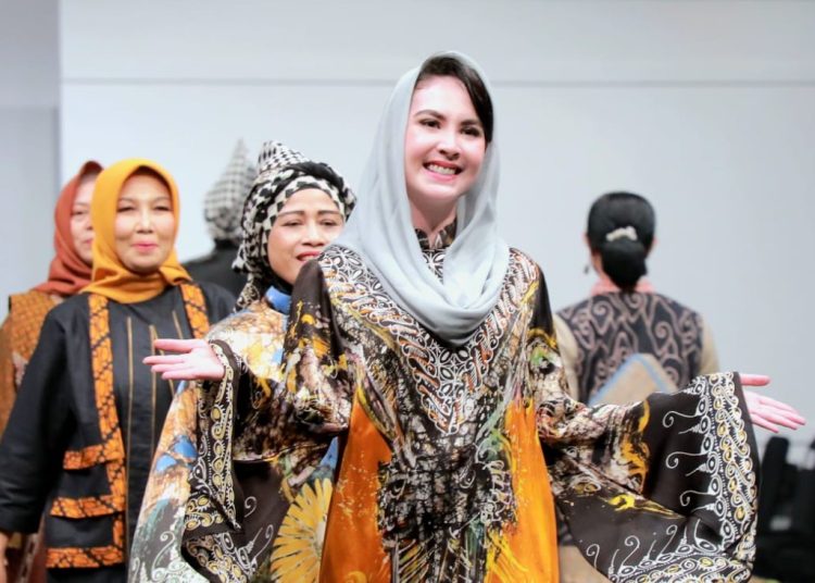 Arumi Jadi Model Peragaan Busana di Jogja Batik Festival 2022 ...