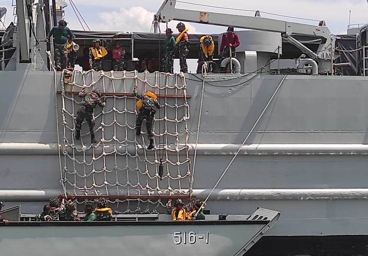 KRI Teluk Banten-516 Jadi Tempat Latihan Debarkasi Pasukan Turun Jaring ...