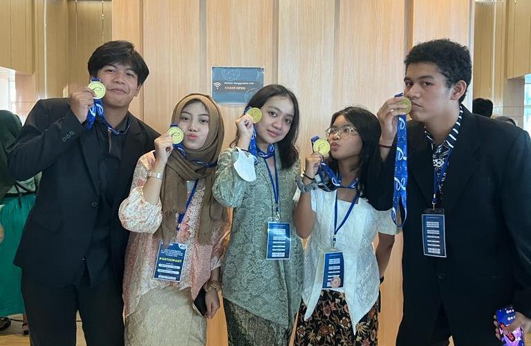 Siswa SMAN 10 Surabaya Borong Gold Medal Bidang Innovative dan ...