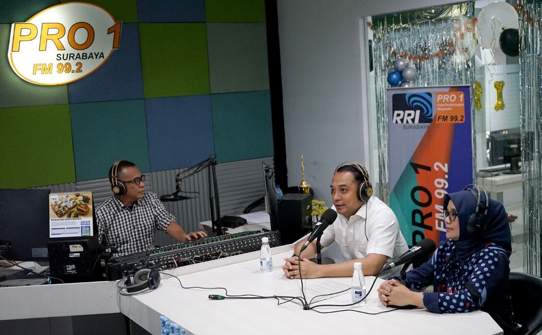 Eri-Rini Jadi Presenter Berita di Hari Radio ke-78 – Surabaya Today