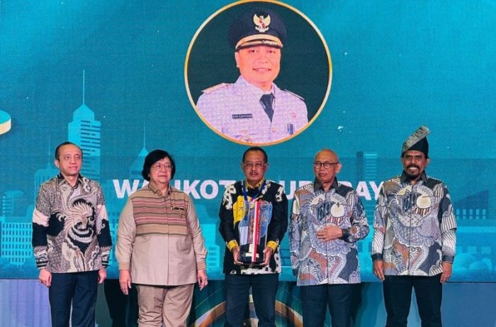 9 Kali Beruntun, Eri Cahyadi Raih Penghargaan Nirwasita Tantra dari KLHK – Surabaya Today