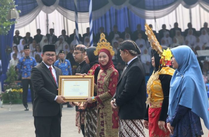 Peringati HGN dan KORPRI, Pemkot Surabaya serahkan Penghargaan Satyalancana Karya Satya ...