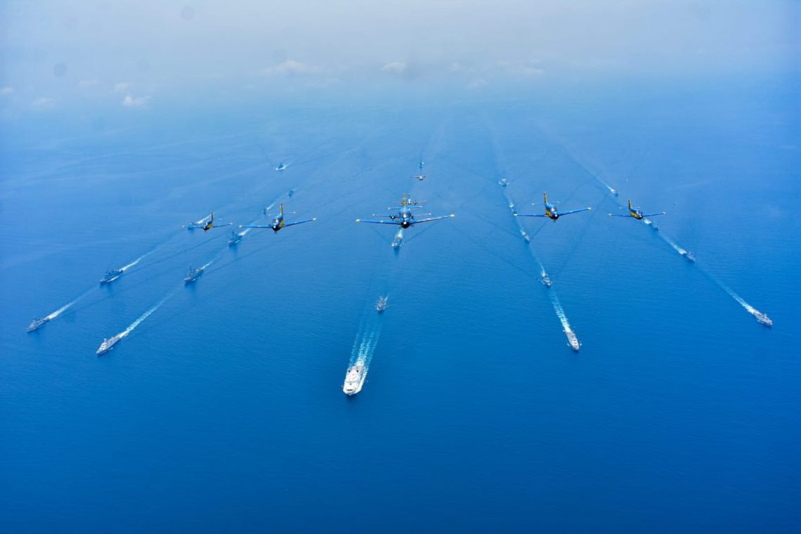 Formasi 19 Kapal Perang Asing, 19 KRI dan 7 Helikopter Tutup MNEK 2025 – Surabaya Today