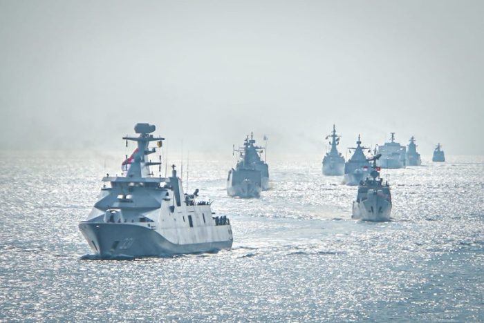 Formasi 19 Kapal Perang Asing, 19 KRI dan 7 Helikopter Tutup MNEK 2025 – Surabaya Today