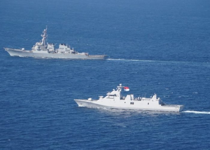 Momen Kapal Perang TNI AL dan Amerika Laksanakan Farewell Pass Di Perairan Madura – Surabaya Today